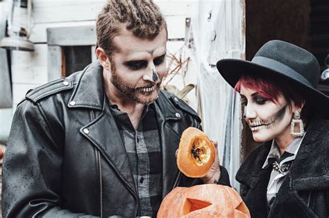무서운 사랑 가족 커플 남자 여자는 호박 잭 오 랜턴으로 할로윈을 축하합니다 무서운 검은 두개골 하프 페이스 메이크업 마녀 의상 세련된 이미지 재킷 모자 공포 사진