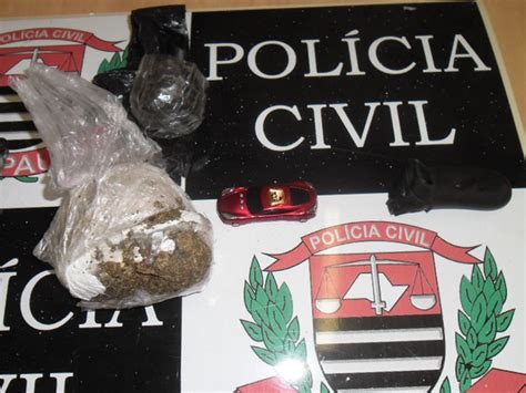 G1 Após Denúncia Polícia Flagra Mulher Com Droga Em Carrinho De