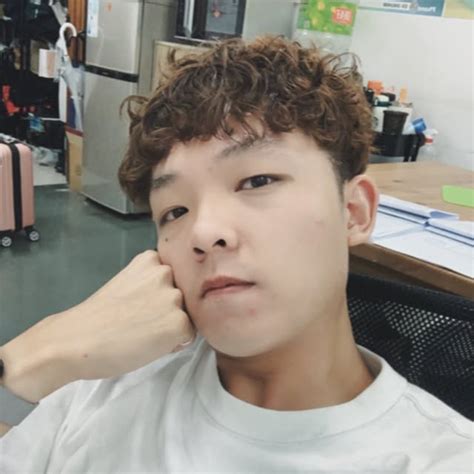 地勤日常 👨‍ ️：來行李放上來，請問這件是誰的行李？ 客：我的 👨‍ ️：妳是誰 客：林xx 👨‍ ️🙄🙄🙄 同場加映 兩位沒有先網路