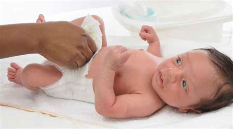 Cocô Do Bebê Conheça As Muitas Cores Bebê Mamãe