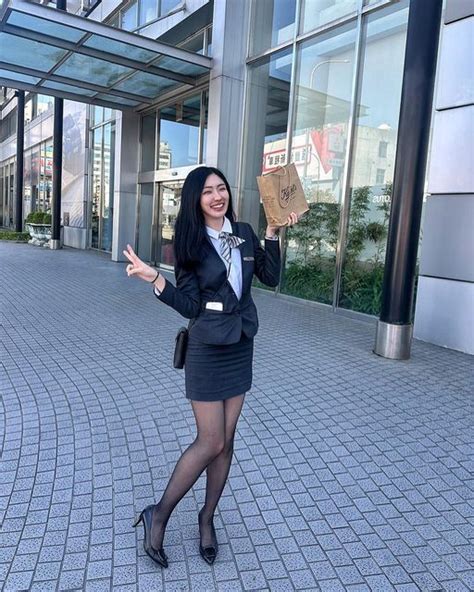 中華賓士 江勻 Joanne Jiang on Instagram 中華賓士全體同仁祝大家新年快樂 開工快樂新的一年荷包滿滿 第二