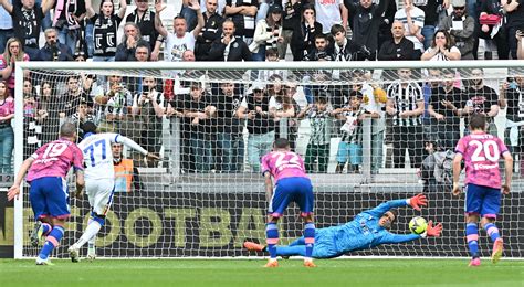 Moviola Juventus Lecce Focus Sul Rigore Di Ceesay La Sua Esultanza