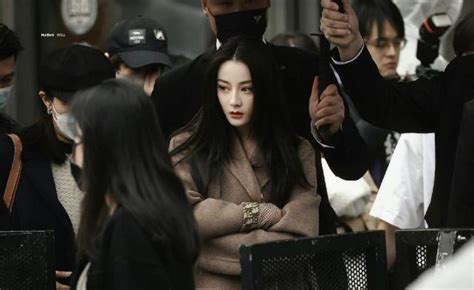 迪丽热巴活动路透图释出 长发飘动红唇优雅冷艳感十足新浪图片
