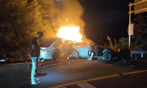 网传特斯拉遇事故起火 车主被方向盘卡住无法逃生 第一电动网