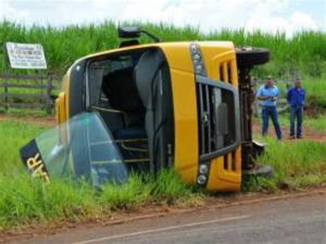 Acidente Entre ônibus Escolar E Carro Deixa Dois Feridos Conesul News