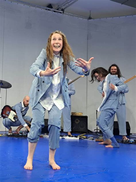 „ein Theaterabend Als Einzigartiges Ereignis Und Fest Der Sprache Des