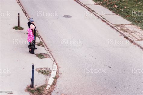 자신의 손에 스케이트 보드와 거리를 횡단 여자의 최고 보기 12 13세에 대한 스톡 사진 및 기타 이미지 12 13세 2명 8 9 살 Istock