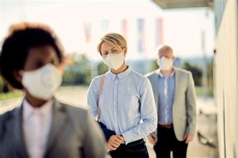 安全高清图片在户外排队等候时，戴着口罩的女商人站在安全距离处医疗健康免费下载格式编号51495120 千图网