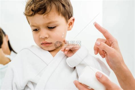 年幼母亲在孩子的儿子高清图片下载 正版图片502989980 摄图网