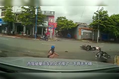 监控：作死电动车美女，在路口被撞飞，衣服都撞烂了