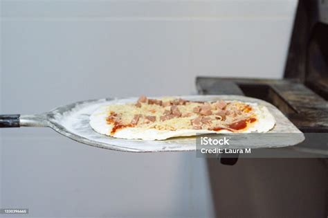 알아볼 수 없는 셰프가 맛있는 피자를 준비하는 과정 복사 공간 0명에 대한 스톡 사진 및 기타 이미지 0명 건강에 좋지
