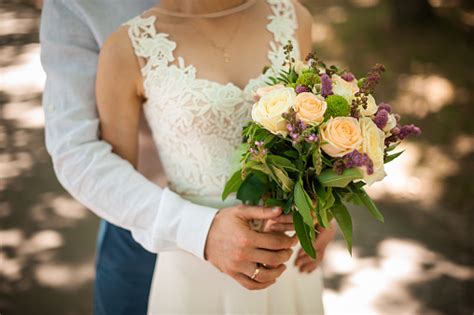 Güzel Gelinlik Arka Beyaz Gömlek Sarılma Gelin Damat Stok Fotoğraflar