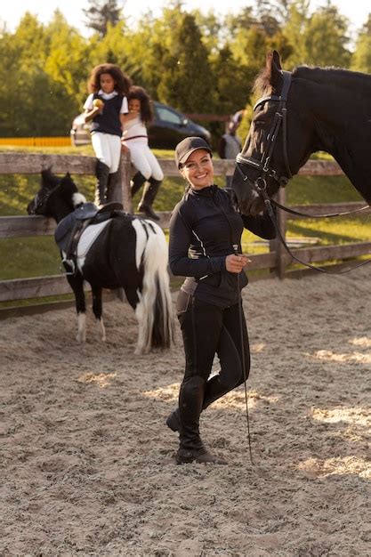 Vollbild Kinder Lernen Reiten Kostenlose Foto