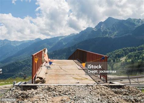 산의 전망을 감상할 수 있는 다리 건설 중입니다 로사 쿠토르 높이 1 100m 0명에 대한 스톡 사진 및 기타 이미지 0명