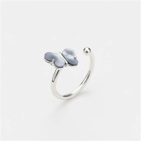 Bague en argent en forme d anneau ouvert décorée d un côté d un papillon en nacre teintée noire