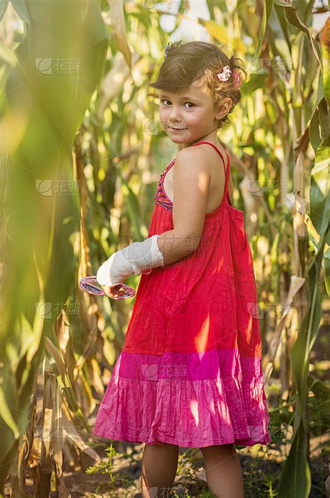 乡下女孩在玉米地里