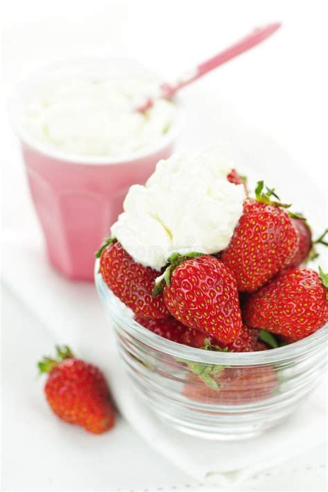 Aardbeien En Slagroom Stock Afbeelding Image Of Aardbeien 2836405