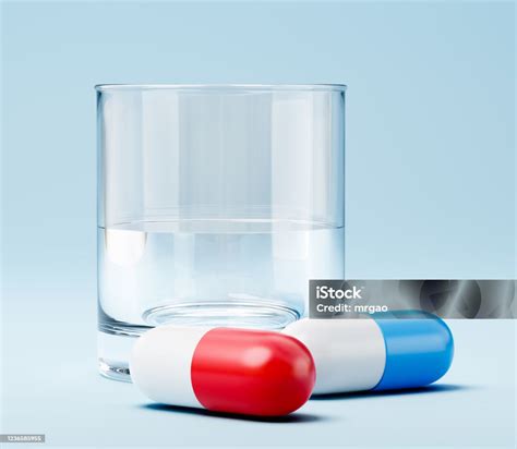 두 알 약과 물 한 잔 0명에 대한 스톡 사진 및 기타 이미지 0명 건강관리와 의술 두 물체 Istock