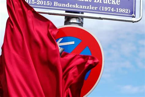 Falsches Datum Schild für Helmut Schmidt Brücke abmontiert