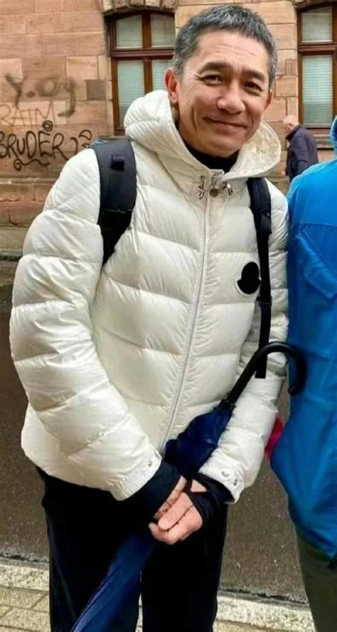 61岁梁朝伟在德国和路人合影 满头白发 ＊ 阿波罗新闻网