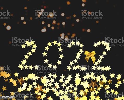 금빛 광채와 2022의 숫자와 축제 어두운 배경 새해 2022 개념 크리에이티브 카피 공간 2022년에 대한 스톡 사진 및 기타
