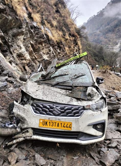 चट्टान गिरने से कार चकनाचूर चालक ने कूदकर बचाई जान Mussoorie Times