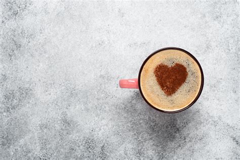 회색 배경에 하트가 있는 커피 한잔 발렌타인 데이 평면도 선택적 초점 갈색에 대한 스톡 사진 및 기타 이미지 갈색 개념 계피 Istock