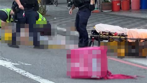 男外送員不慎撞上拖板車 陷昏迷傷重亡！機車車頭全毀 社會 中時新聞網