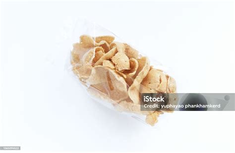 새우 바삭바삭한 쌀 간식 테이블에 플라스틱 팩새우 크래커 또는 새우 칩 0명에 대한 스톡 사진 및 기타 이미지 0명 갈색