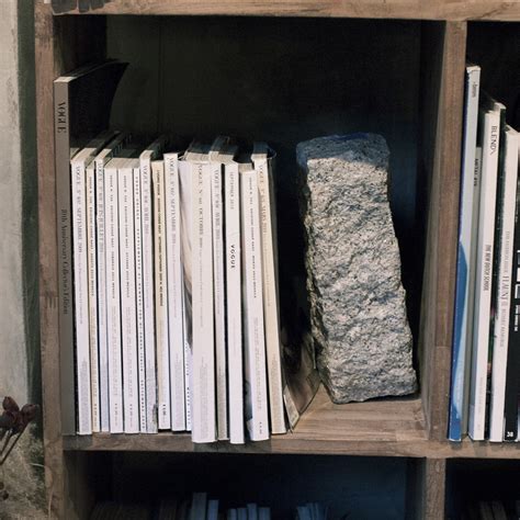 Shelf 책을 블럭으로 기대어 놓아 책이 쓰러지지않게함 Costumice Design Flickr