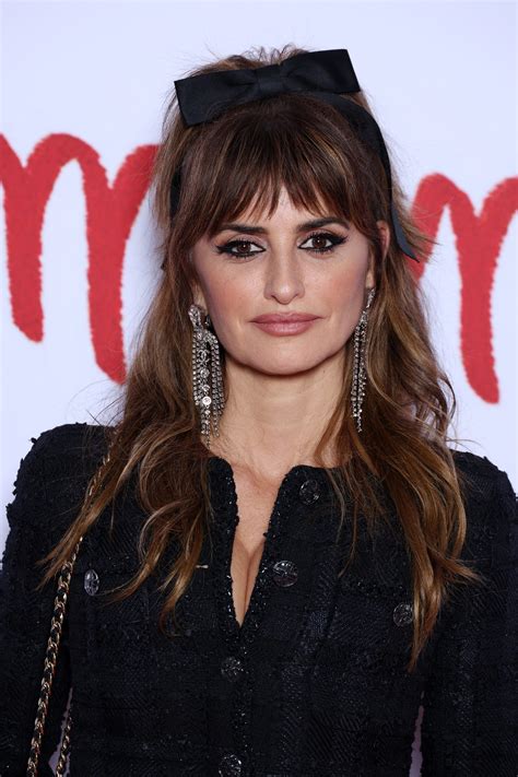 Penelope Cruz sfila sul red carpet come una diva anni 60 è chic col
