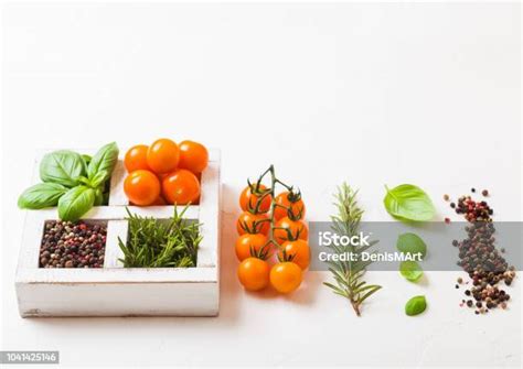돌 부엌 배경에 흰색 나무 상자에 로즈마리와 후추와 바 질 유기농 오렌지 휴 거 벚꽃 요리 개념 다이어트에 대한 스톡 사진 및