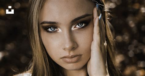Foto Mujer De Ojos Azules Y Cabello Castaño Imagen Cluj Napoca Gratis