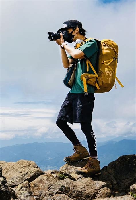 登山 コーディネート メンズ Best Camera For Hiking Anatomy Poses Tech Image