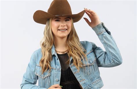 muito talento Emily Vaqueira vem se destacando no forró Sua Música