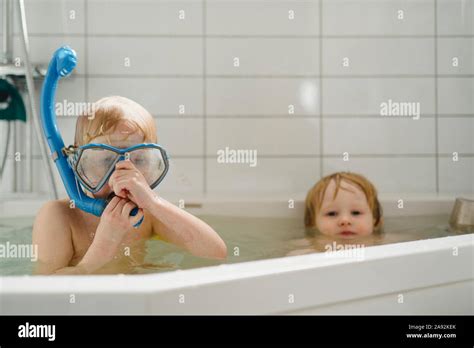 Frère Et Sœur Dans Le Bain Banque De Photographies Et Dimages à Haute