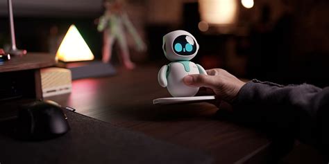 Eilik Un robot compañero de escritorio con interacciones multirobot