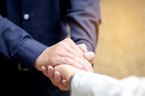 여자와 남자 손을 잡고 고 서로 도움 구조에 대한 스톡 사진 및 기타 이미지 구조 남자 닿음 Istock
