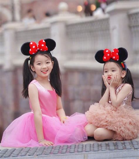 9歲的阿拉蕾曬近照，與妹妹同框合影好可愛，姐妹倆像共用一張臉 每日頭條