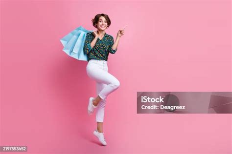 젊은 재미 있은 여자 쇼핑객 가방 갈색 단발 머리 모델 추천 포인트 핑거 브랜드 격리 돈 핑크색 배경의 전체 길이 사진 25 29세에 대한 스톡 사진 및 기타 이미지