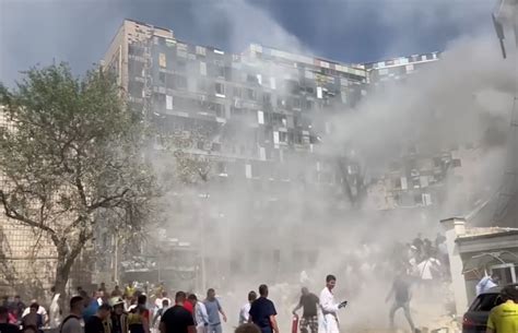 В Охматдиті в Києві під завалами люди точна кількість поранених і загиблих наразі невідома