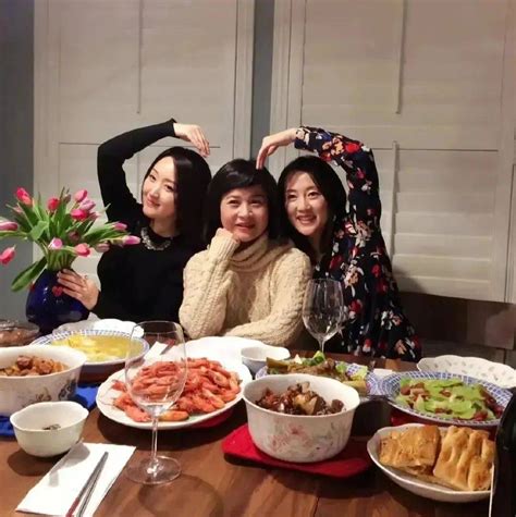 杨钰莹跟闺蜜家中小聚，脸颊光洁饱满，但不自然没素人看着舒服！黑色那一种时候