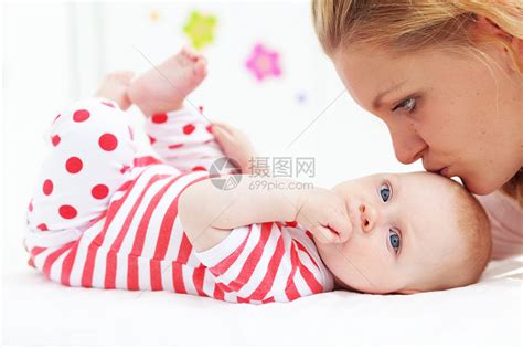 母亲怀着婴儿金发孩子父母女儿男生新生衣服育儿儿子童年高清图片下载 正版图片321273449 摄图网
