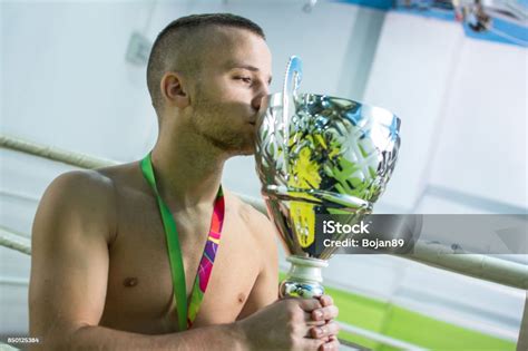 권투 챔피언 트로피 컵 복싱 링에서 키스입니다 Championship에 대한 스톡 사진 및 기타 이미지