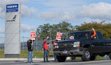 4000 Mack Truck Workers Reject Contract Go On Strike