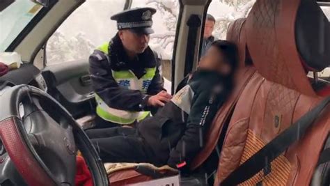 急病学生独自乘车就医遇大雪，民警护送七环视频澎湃新闻 The Paper