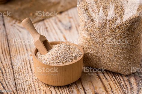 포장 및 나무 배경에 그릇에 보 리 가루 건강 한 식이 시리얼 개념입니다 0명에 대한 스톡 사진 및 기타 이미지 0명