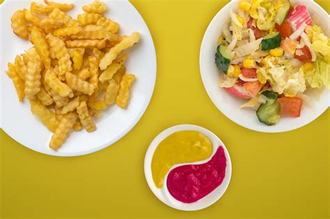 배경에 흰색 접시에 감자 야채 샐러드 패스트 푸드 상단보기와 감자 튀김 건강에 해로운 음식 가지 식물 부위에 대한 스톡 사진 및 기타 이미지 Istock