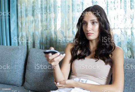 Tv를 보는 젊은 여성들과 그녀는 원격 제어를 들고있다 Tv 보기에 대한 스톡 사진 및 기타 이미지 Tv 보기 가정 생활 개성 개념 Istock