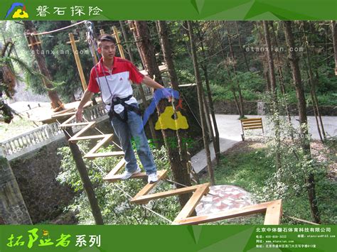 树上探险风靡全球 都市男女减压爬上丛林树上探险丛林飞越树上穿越磐石探险冒险树儿童探险拓展乐园 岩壁铁道式攀登探险公园